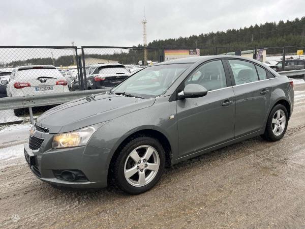 Grey Chevrolet Cruze 2009 in Vilnius, with an engine capacity of 1.60 L and mileage of 170 thousand km for 2650 €, photo 1 on AUTOMOTO.COM.LV