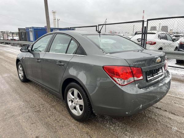 Grey Chevrolet Cruze 2009 in Vilnius, with an engine capacity of 1.60 L and mileage of 170 thousand km for 2650 €, photo 3 on AUTOMOTO.COM.LV