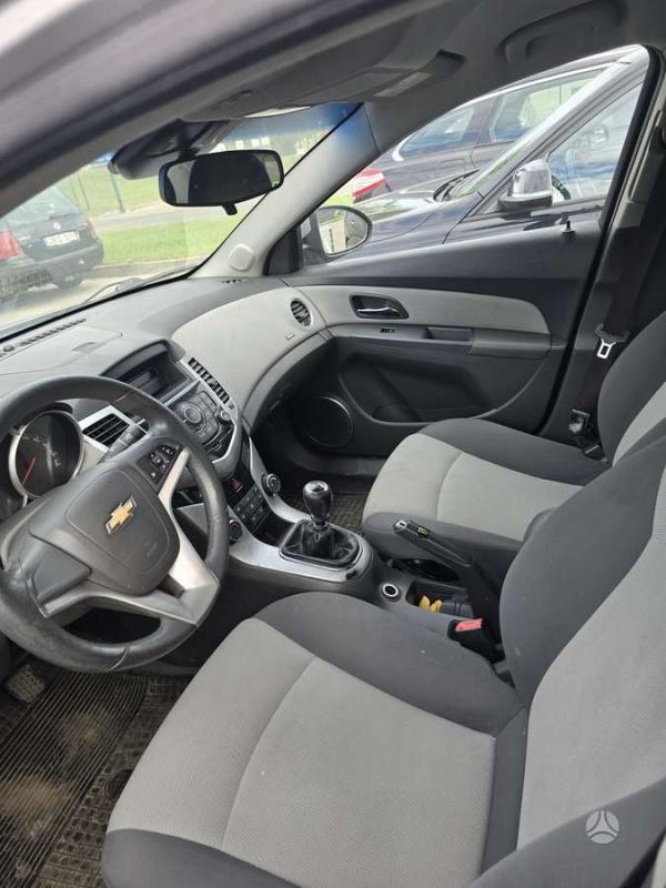 Grey Chevrolet Cruze 2009 in Kaunas, with an engine capacity of 1.60 L and mileage of 157 thousand km for 2050 €, photo 8 on AUTOMOTO.COM.LV