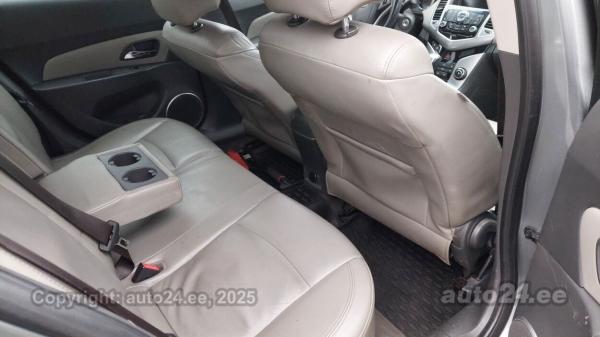 Pelēks Chevrolet Cruze 2010 Tallina, ar dzinēja tilpumu 2.00 L un nobraukumu 260 tūkst. km par 1900 €, foto 11 vietnē AUTOMOTO.COM.LV