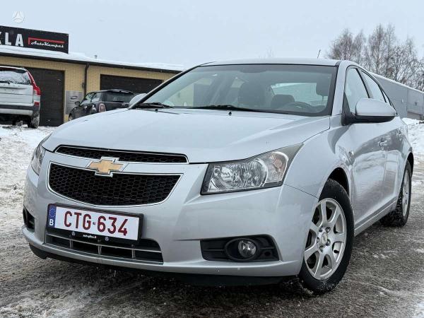 Grey Chevrolet Cruze 2010 in Utena, with an engine capacity of 2.00 L and mileage of 203 thousand km for 2988 €, photo 1 on AUTOMOTO.COM.LV