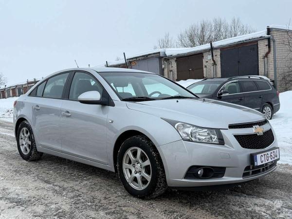 Grey Chevrolet Cruze 2010 in Utena, with an engine capacity of 2.00 L and mileage of 203 thousand km for 2988 €, photo 2 on AUTOMOTO.COM.LV
