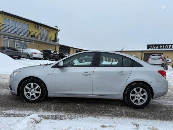 Grey Chevrolet Cruze 2010 in Utena, with an engine capacity of 2.00 L and mileage of 203 thousand km for 2988 €, photo 4 on AUTOMOTO.COM.LV