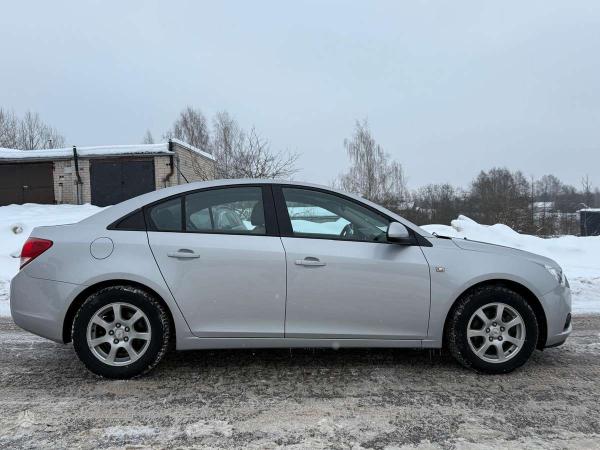 Grey Chevrolet Cruze 2010 in Utena, with an engine capacity of 2.00 L and mileage of 203 thousand km for 2988 €, photo 5 on AUTOMOTO.COM.LV