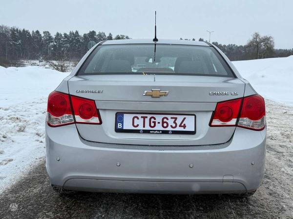 Grey Chevrolet Cruze 2010 in Utena, with an engine capacity of 2.00 L and mileage of 203 thousand km for 2988 €, photo 9 on AUTOMOTO.COM.LV