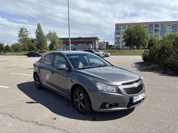 Grey Chevrolet Cruze 2010 in Siauliai, with an engine capacity of 1.99 L and mileage of 284 thousand km for 2178 €, photo 2 on AUTOMOTO.COM.LV