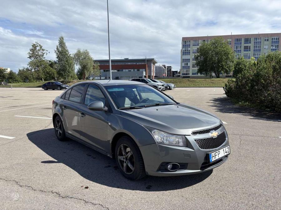 Pelēks Chevrolet Cruze 2010 Šauļi, ar dzinēja tilpumu 1.99 L un nobraukumu 284 tūkst. km par 2178 €, foto 1 vietnē AUTOMOTO.COM.LV