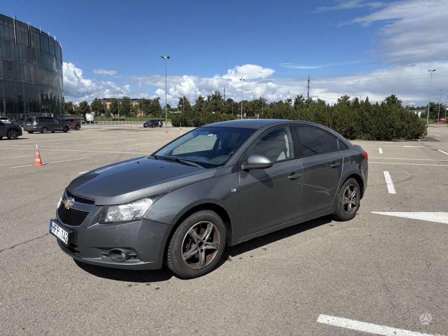 Pelēks Chevrolet Cruze 2010 Šauļi, ar dzinēja tilpumu 1.99 L un nobraukumu 284 tūkst. km par 2178 €, foto 3 vietnē AUTOMOTO.COM.LV