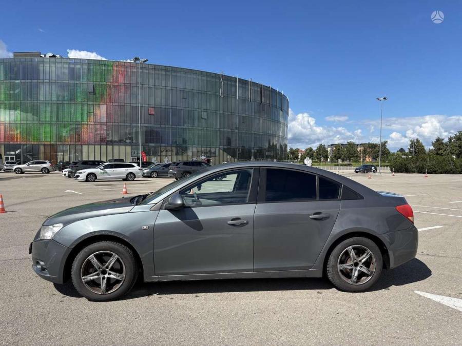 Pelēks Chevrolet Cruze 2010 Šauļi, ar dzinēja tilpumu 1.99 L un nobraukumu 284 tūkst. km par 2178 €, foto 4 vietnē AUTOMOTO.COM.LV