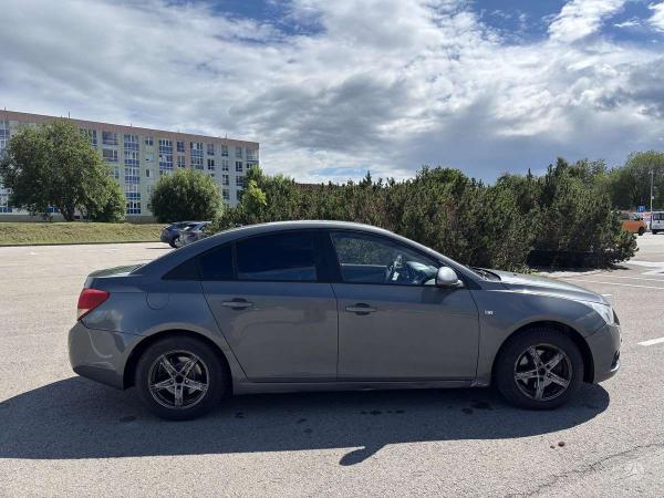 Grey Chevrolet Cruze 2010 in Siauliai, with an engine capacity of 1.99 L and mileage of 284 thousand km for 2178 €, photo 6 on AUTOMOTO.COM.LV