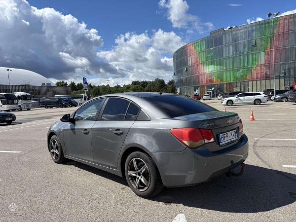 Grey Chevrolet Cruze 2010 in Siauliai, with an engine capacity of 1.99 L and mileage of 284 thousand km for 2178 €, photo 8 on AUTOMOTO.COM.LV
