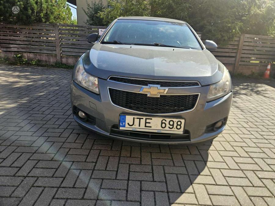 Pelēks Chevrolet Cruze 2010 Kauņa, ar dzinēja tilpumu 2.00 L un nobraukumu 350 tūkst. km par 1250 €, foto 3 vietnē AUTOMOTO.COM.LV