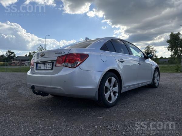 Grey Chevrolet Cruze 2011 in Daugavpils, with an engine capacity of 2.00 L and mileage of 279 thousand km for 2850 €, photo 5 on AUTOMOTO.COM.LV