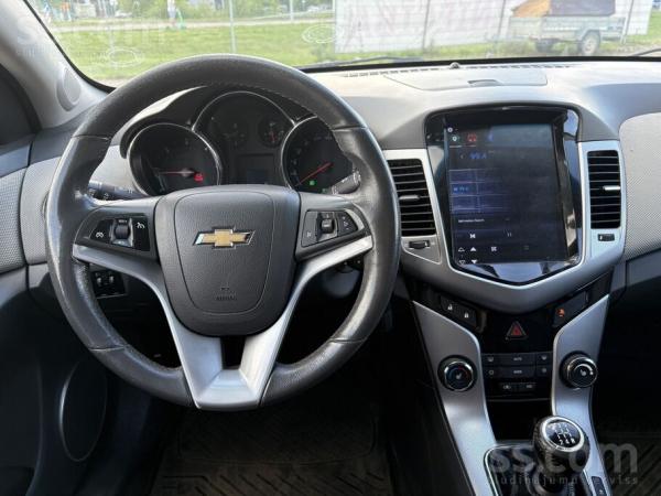 Grey Chevrolet Cruze 2011 in Daugavpils, with an engine capacity of 2.00 L and mileage of 279 thousand km for 2850 €, photo 9 on AUTOMOTO.COM.LV