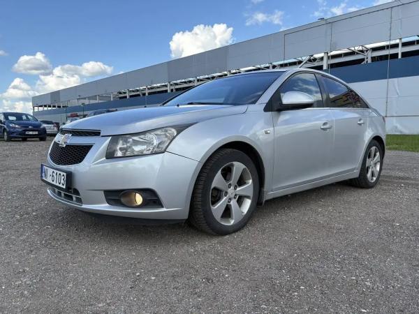 Grey Chevrolet Cruze 2011 in Daugavpils, with an engine capacity of 2.00 L and mileage of 279 thousand km for 2850 €, photo 1 on AUTOMOTO.COM.LV