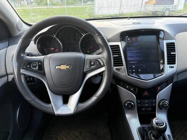 Grey Chevrolet Cruze 2011 in Daugavpils, with an engine capacity of 2.00 L and mileage of 279 thousand km for 2850 €, photo 9 on AUTOMOTO.COM.LV