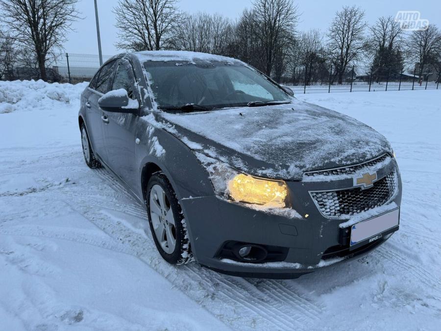 Pelēks Chevrolet Cruze 2012 Kauņa, ar dzinēja tilpumu 1.80 L un nobraukumu 198 tūkst. km par 2800 €, foto 3 vietnē AUTOMOTO.COM.LV