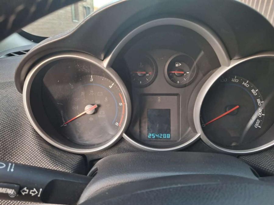 Pelēks Chevrolet Cruze 2012 Kauņa, ar dzinēja tilpumu 2.00 L un nobraukumu 254 tūkst. km par 1799 €, foto 6 vietnē AUTOMOTO.COM.LV