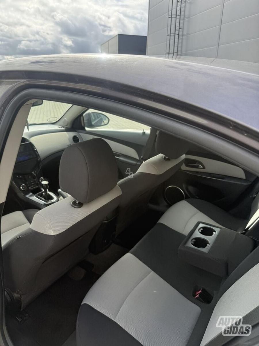 Pelēks Chevrolet Cruze 2012 Šauļi, ar dzinēja tilpumu 2.00 L un nobraukumu 280 tūkst. km par 2450 €, foto 10 vietnē AUTOMOTO.COM.LV