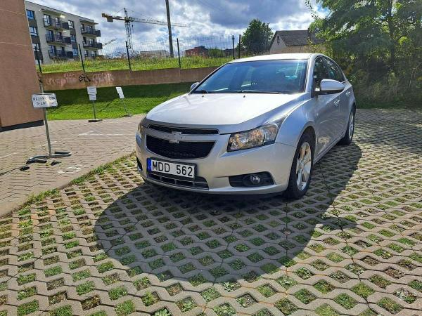 Grey Chevrolet Cruze 2012 in Vilnius, with an engine capacity of 1.99 L and mileage of 233 thousand km for 1950 €, photo 1 on AUTOMOTO.COM.LV