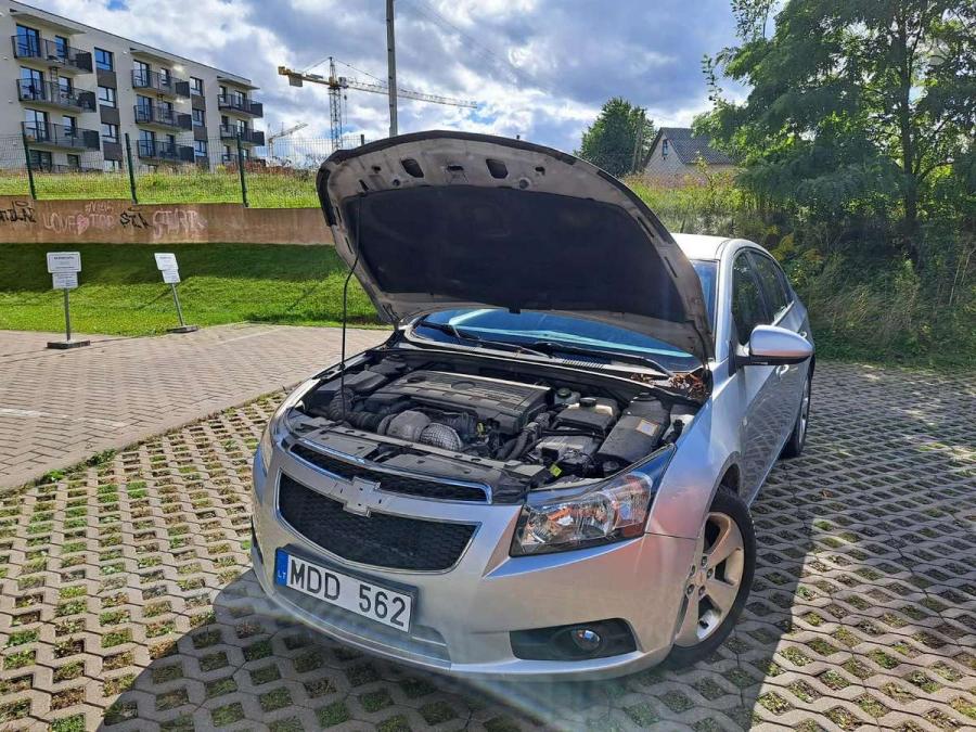 Grey Chevrolet Cruze 2012 in Vilnius, with an engine capacity of 1.99 L and mileage of 233 thousand km for 1950 €, photo 4 on AUTOMOTO.COM.LV