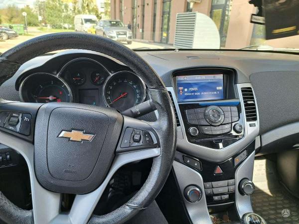 Grey Chevrolet Cruze 2012 in Vilnius, with an engine capacity of 1.99 L and mileage of 233 thousand km for 1950 €, photo 9 on AUTOMOTO.COM.LV