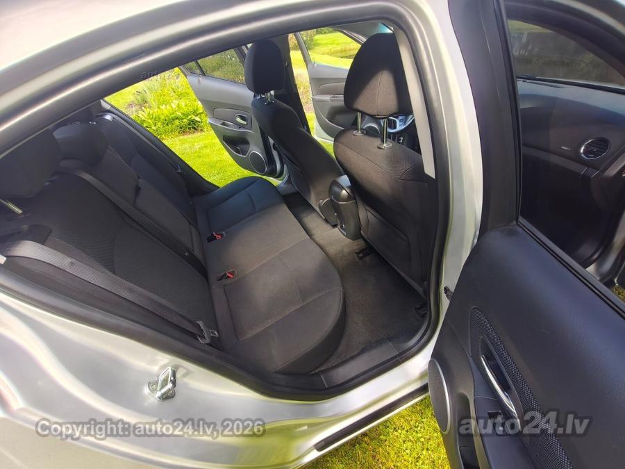 Pelēks Chevrolet Cruze 2013 Tallina, ar dzinēja tilpumu 1.60 L un nobraukumu 216 tūkst. km par 1700 €, foto 14 vietnē AUTOMOTO.COM.LV