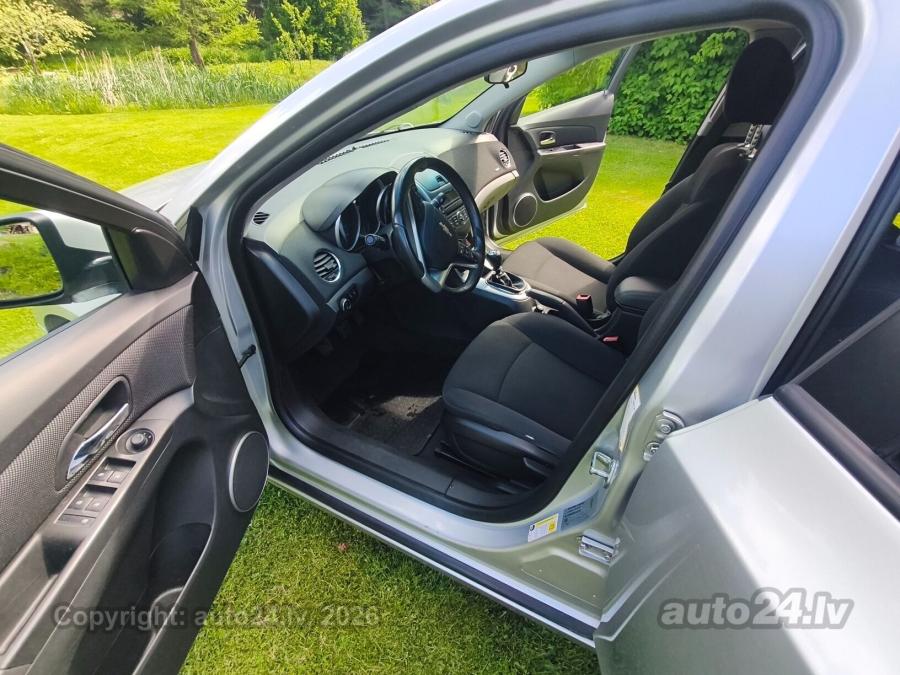 Pelēks Chevrolet Cruze 2013 Tallina, ar dzinēja tilpumu 1.60 L un nobraukumu 216 tūkst. km par 1700 €, foto 16 vietnē AUTOMOTO.COM.LV