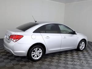 Grey Chevrolet Cruze 2013 in Tallinn, with an engine capacity of 1.60 L and mileage of 216 thousand km for 2499 €, photo 4 on AUTOMOTO.COM.LV
