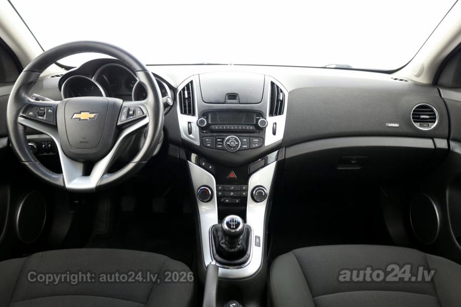Grey Chevrolet Cruze 2013 in Tallinn, with an engine capacity of 1.60 L and mileage of 216 thousand km for 2499 €, photo 6 on AUTOMOTO.COM.LV