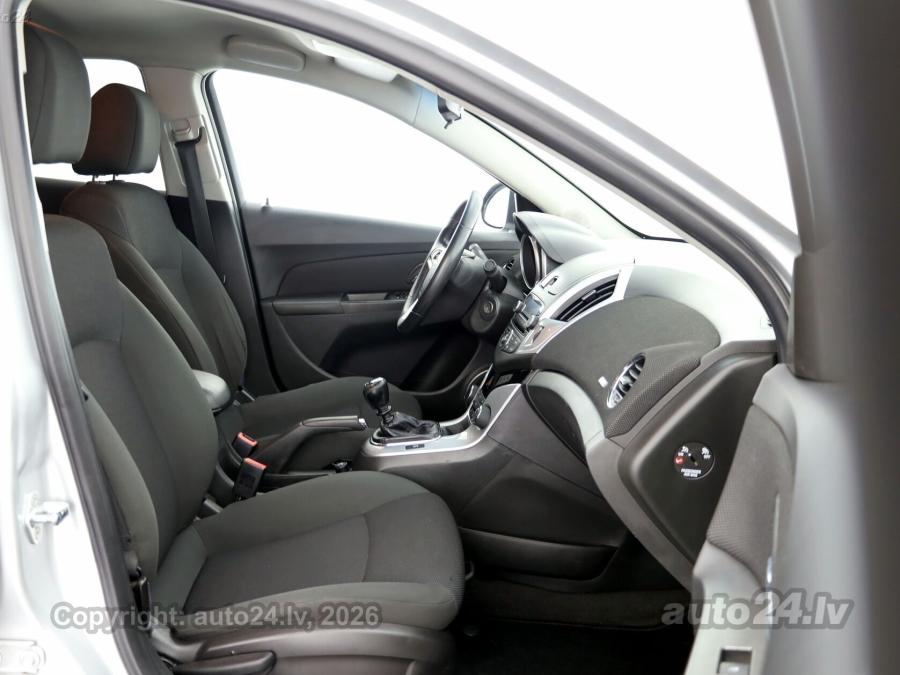 Grey Chevrolet Cruze 2013 in Tallinn, with an engine capacity of 1.60 L and mileage of 216 thousand km for 2499 €, photo 7 on AUTOMOTO.COM.LV