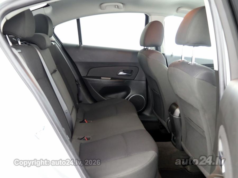 Grey Chevrolet Cruze 2013 in Tallinn, with an engine capacity of 1.60 L and mileage of 216 thousand km for 2499 €, photo 8 on AUTOMOTO.COM.LV