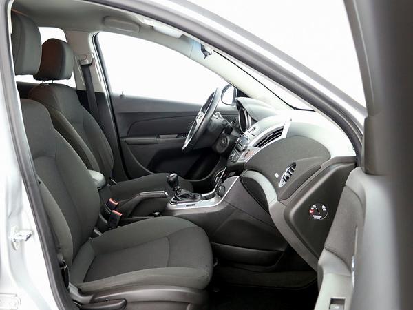 Pelēks Chevrolet Cruze 2013 Tallina, ar dzinēja tilpumu 1.60 L un nobraukumu 216 tūkst. km par 2299 €, foto 6 vietnē AUTOMOTO.COM.LV