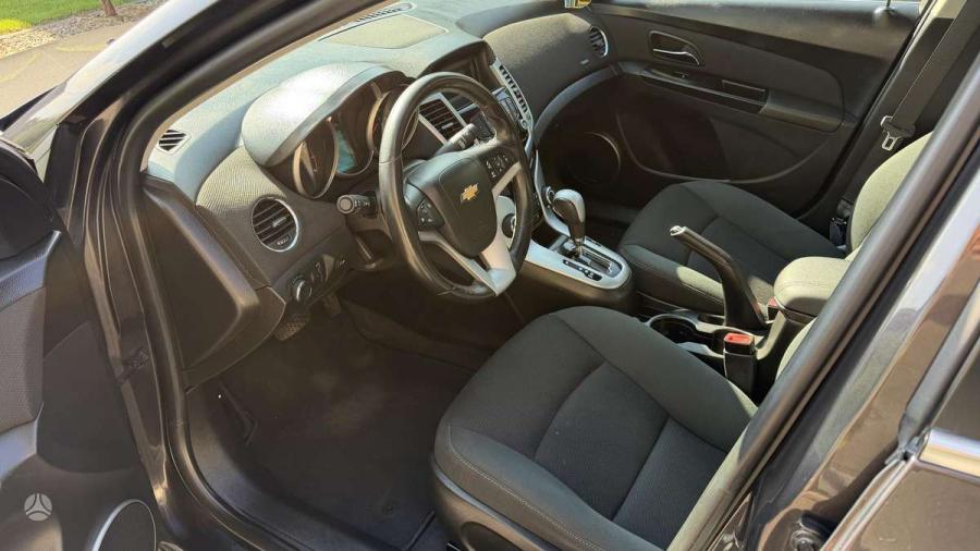Pelēks Chevrolet Cruze 2014 Alīta, ar dzinēja tilpumu 1.36 L un nobraukumu 67 tūkst. km par 4200 €, foto 10 vietnē AUTOMOTO.COM.LV