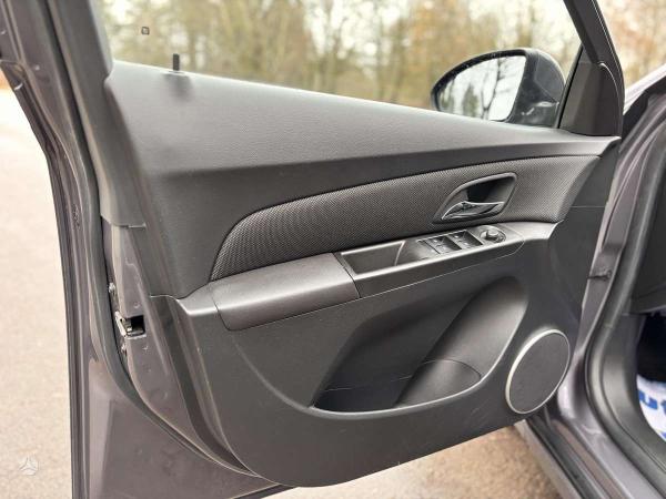 Grey Chevrolet Cruze 2013 in Raseiniai, with an engine capacity of 2.00 L and mileage of 222 thousand km for 4900 €, photo 11 on AUTOMOTO.COM.LV
