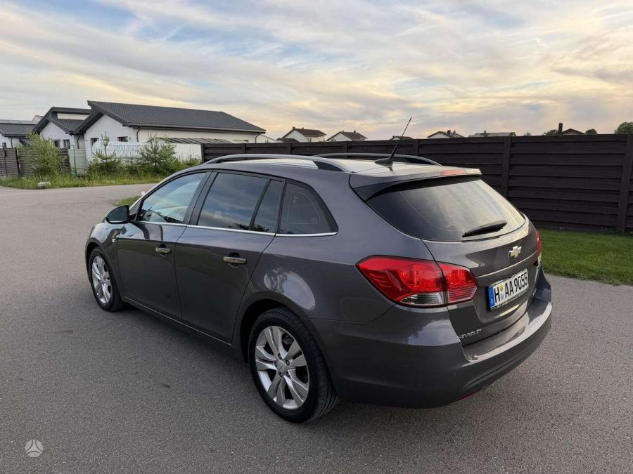 Grey Chevrolet Cruze 2013 in Klaipeda, with an engine capacity of 2.00 L and mileage of 276 thousand km for 2850 €, photo 8 on AUTOMOTO.COM.LV
