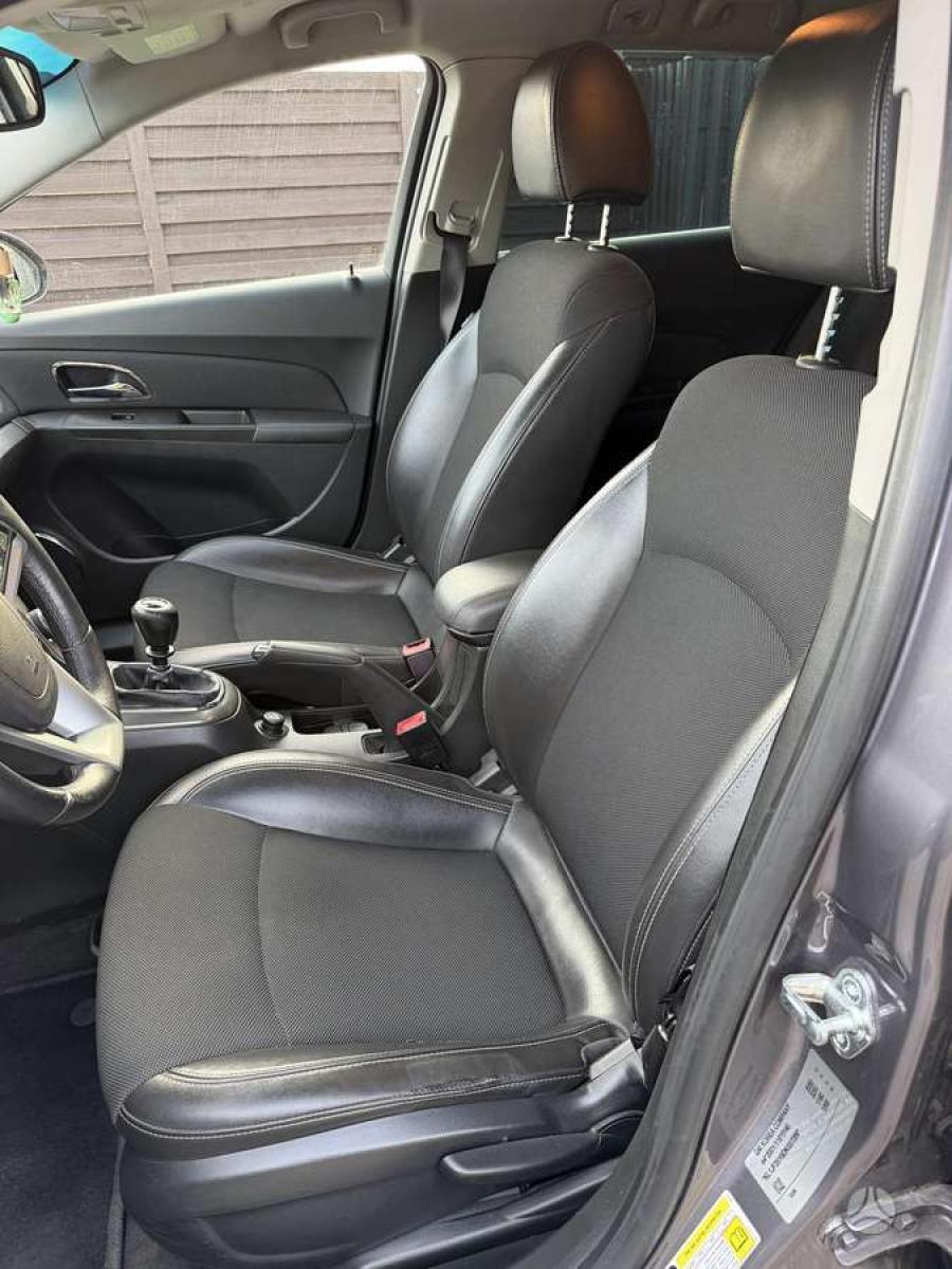 Grey Chevrolet Cruze 2013 in Klaipeda, with an engine capacity of 2.00 L and mileage of 276 thousand km for 2850 €, photo 10 on AUTOMOTO.COM.LV