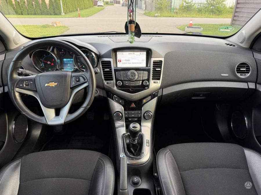 Grey Chevrolet Cruze 2013 in Klaipeda, with an engine capacity of 2.00 L and mileage of 276 thousand km for 2850 €, photo 13 on AUTOMOTO.COM.LV