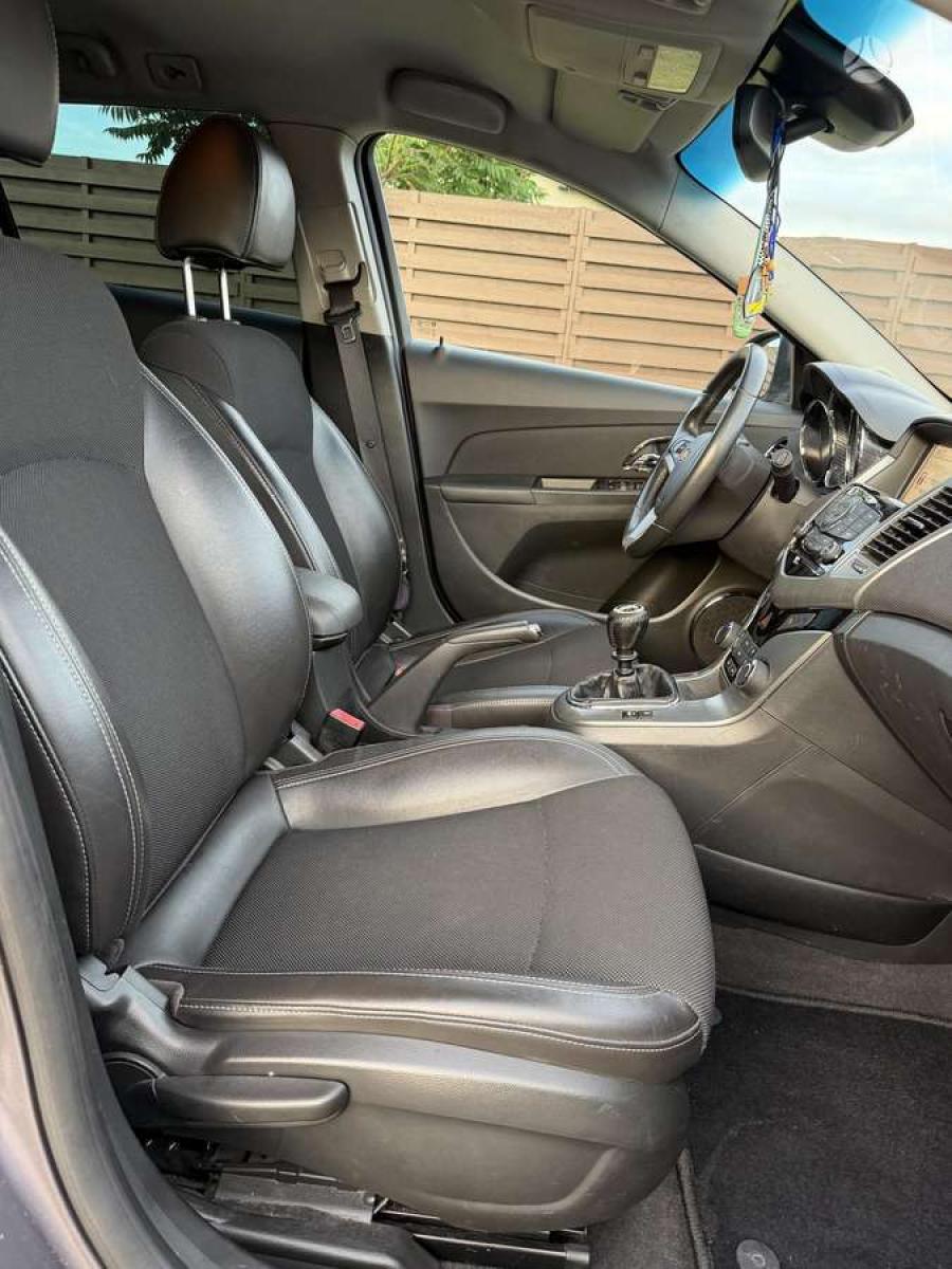 Grey Chevrolet Cruze 2013 in Klaipeda, with an engine capacity of 2.00 L and mileage of 276 thousand km for 2850 €, photo 14 on AUTOMOTO.COM.LV