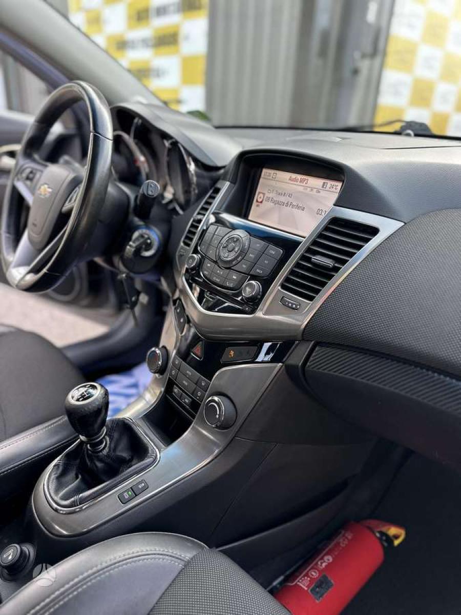 Grey Chevrolet Cruze 2013 in Siauliai, with an engine capacity of 1.69 L and mileage of 264 thousand km for 4350 €, photo 31 on AUTOMOTO.COM.LV