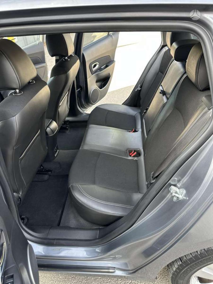 Grey Chevrolet Cruze 2013 in Siauliai, with an engine capacity of 1.69 L and mileage of 264 thousand km for 4350 €, photo 33 on AUTOMOTO.COM.LV