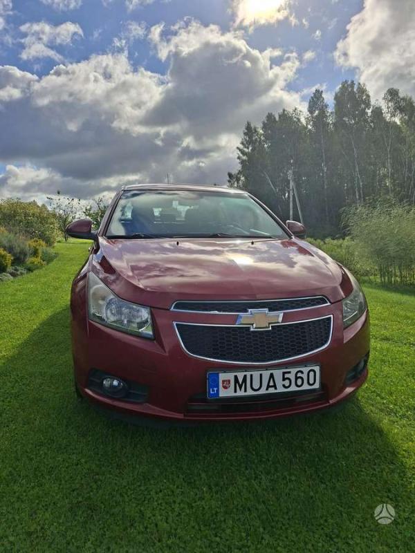 Chevrolet Cruze 2013 in Vilnius on AUTOMOTO.COM.LV Red Chevrolet Cruze 2013 in Vilnius, with an engine capacity of 1.80 L and mileage of 130 thousand km for 4700 €, photo 1 on AUTOMOTO.COM.LV