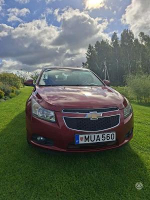 Sarkans Chevrolet Cruze 2013 Viļņa, ar dzinēja tilpumu 1.80 L un nobraukumu 130 tūkst. km par 4700 €, foto  vietnē AUTOMOTO.COM.LV