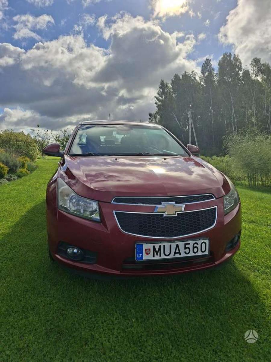 Sarkans Chevrolet Cruze 2013 Viļņa, ar dzinēja tilpumu 1.80 L un nobraukumu 130 tūkst. km par 4700 €, foto 1 vietnē AUTOMOTO.COM.LV