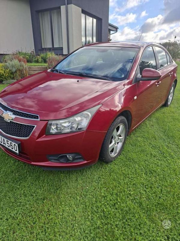Chevrolet Cruze 2013 in Vilnius on AUTOMOTO.COM.LV Red Chevrolet Cruze 2013 in Vilnius, with an engine capacity of 1.80 L and mileage of 130 thousand km for 4700 €, photo 3 on AUTOMOTO.COM.LV