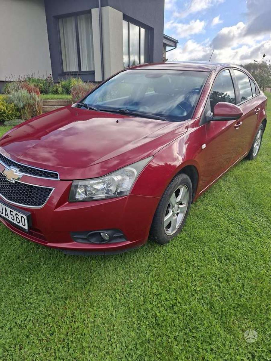 Sarkans Chevrolet Cruze 2013 Viļņa, ar dzinēja tilpumu 1.80 L un nobraukumu 130 tūkst. km par 4700 €, foto 3 vietnē AUTOMOTO.COM.LV