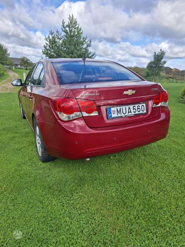 Chevrolet Cruze 2013 in Vilnius on AUTOMOTO.COM.LV Red Chevrolet Cruze 2013 in Vilnius, with an engine capacity of 1.80 L and mileage of 130 thousand km for 4700 €, photo 4 on AUTOMOTO.COM.LV