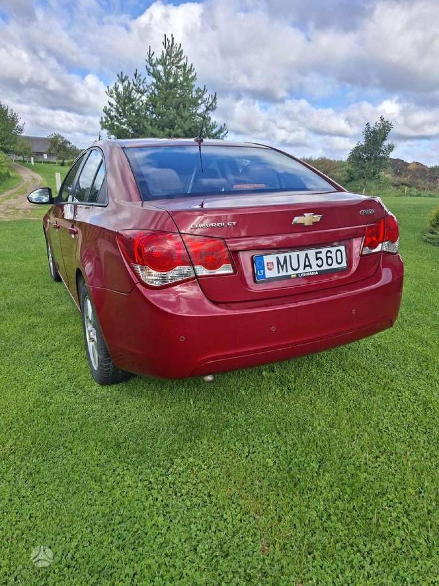Sarkans Chevrolet Cruze 2013 Viļņa, ar dzinēja tilpumu 1.80 L un nobraukumu 130 tūkst. km par 4700 €, foto 4 vietnē AUTOMOTO.COM.LV
