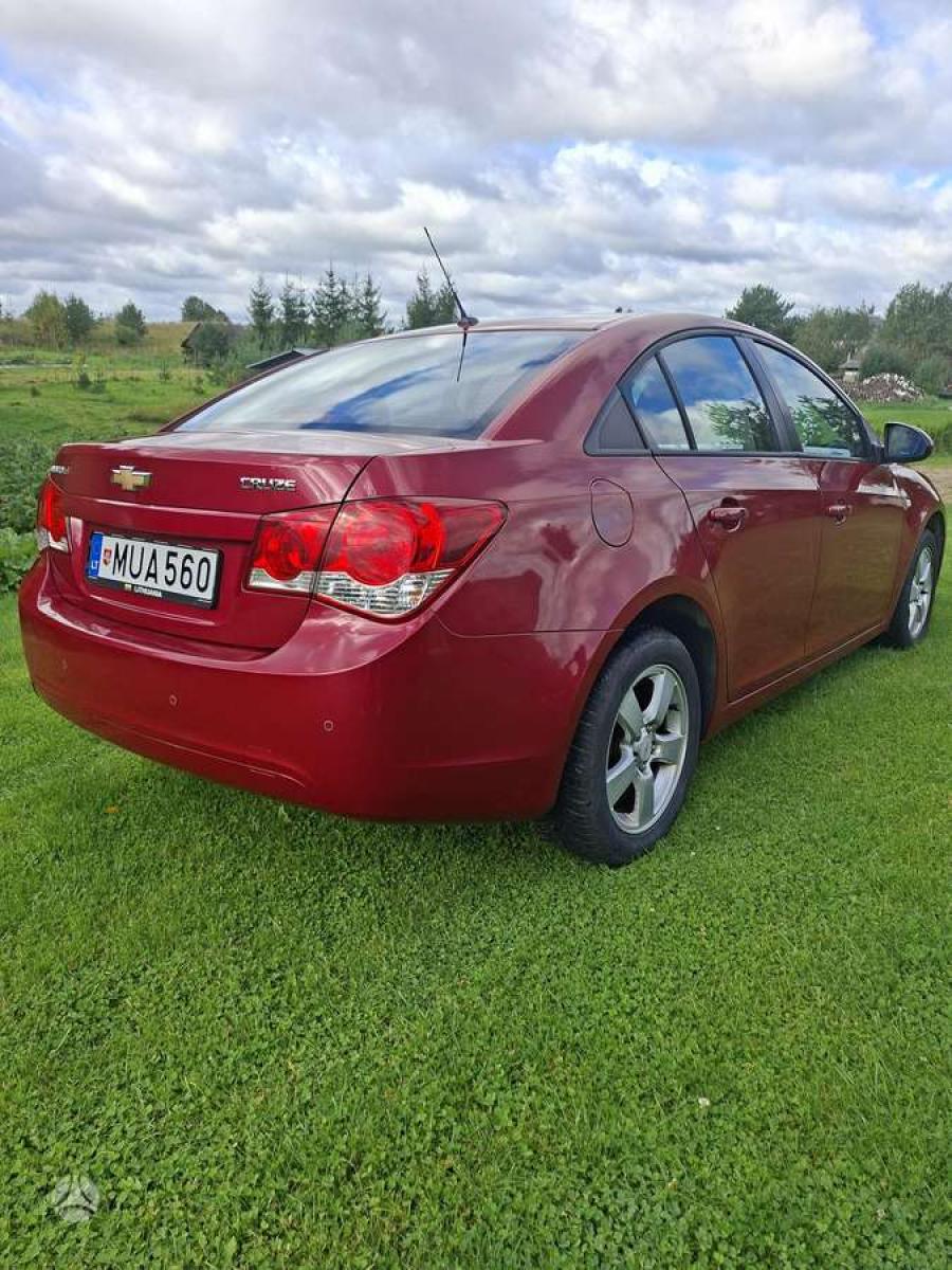 Sarkans Chevrolet Cruze 2013 Viļņa, ar dzinēja tilpumu 1.80 L un nobraukumu 130 tūkst. km par 4700 €, foto 5 vietnē AUTOMOTO.COM.LV