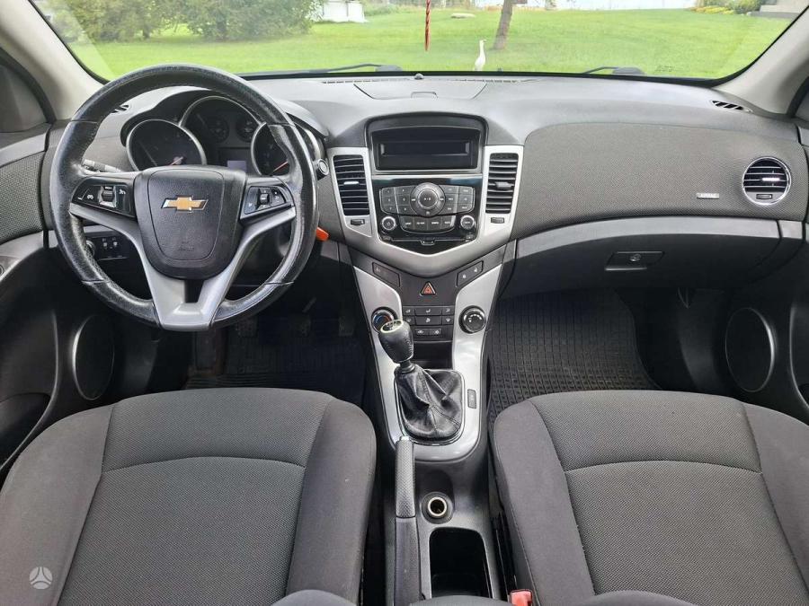 Sarkans Chevrolet Cruze 2013 Viļņa, ar dzinēja tilpumu 1.80 L un nobraukumu 130 tūkst. km par 4700 €, foto 10 vietnē AUTOMOTO.COM.LV